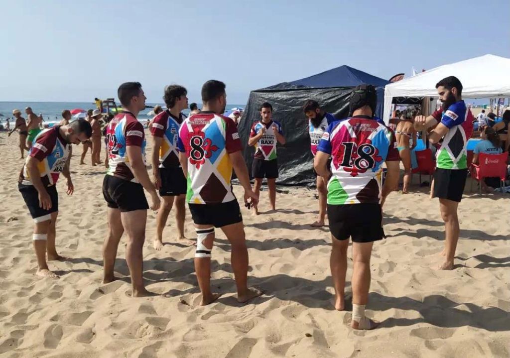 Los Arlequines disfrutan de la arena de Villajoyosa - Diario de Miguelturra