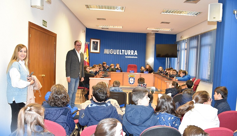 El alumnado del Colegio La Merced visita el Ayuntamiento, los estudios de Radio Miguelturra y ...